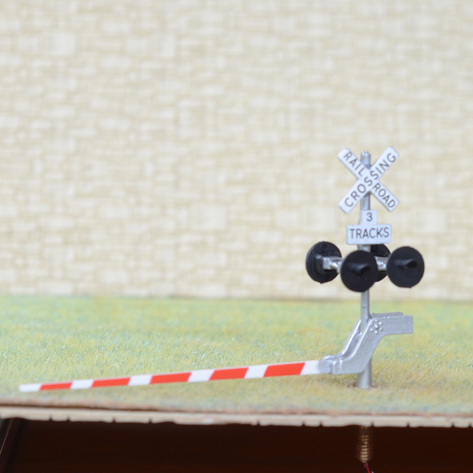 2 x HO scale model railroad crossing signal with stop lever flasher 3