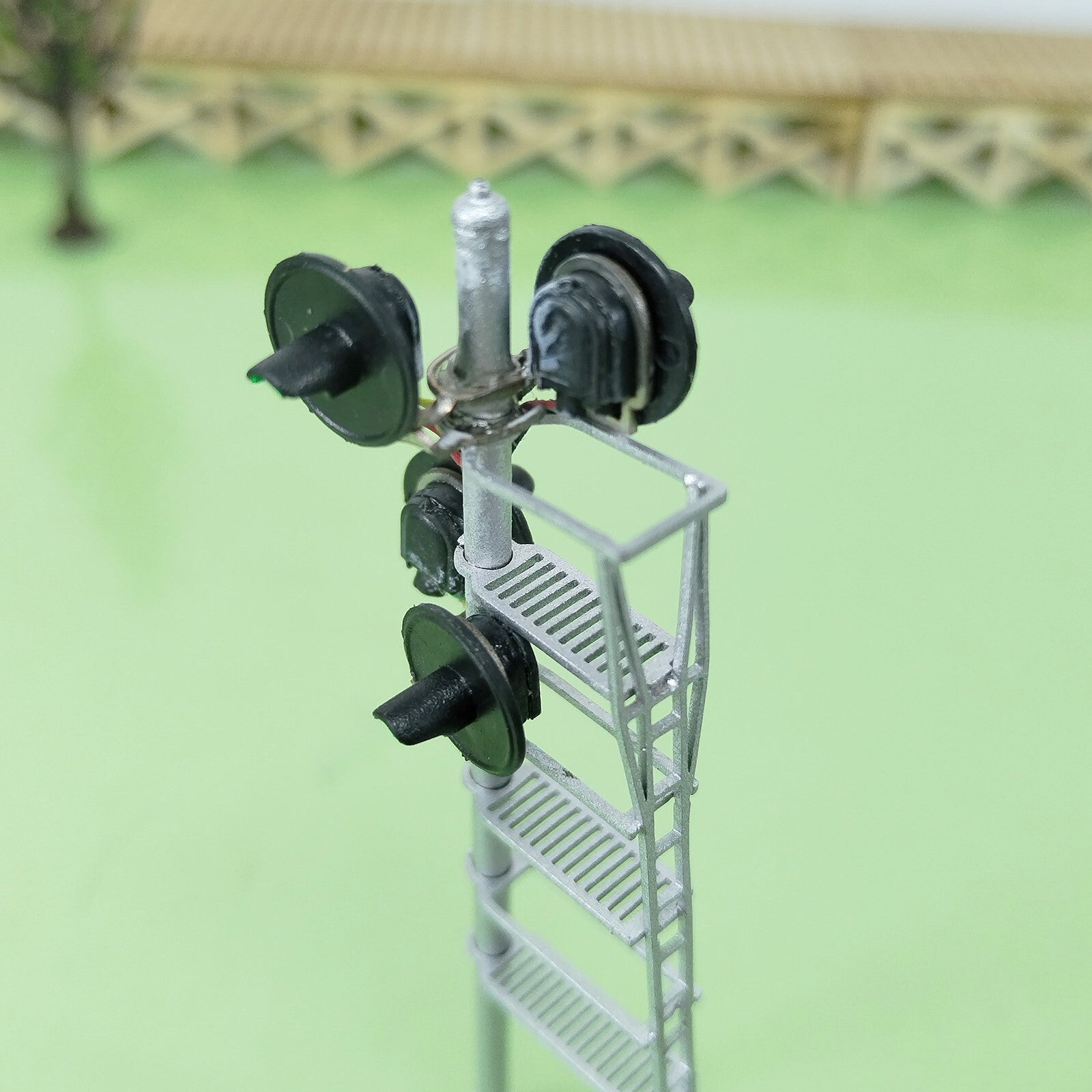 1 x HO scale model 4 head searchlight offset Distant / Intermediate si