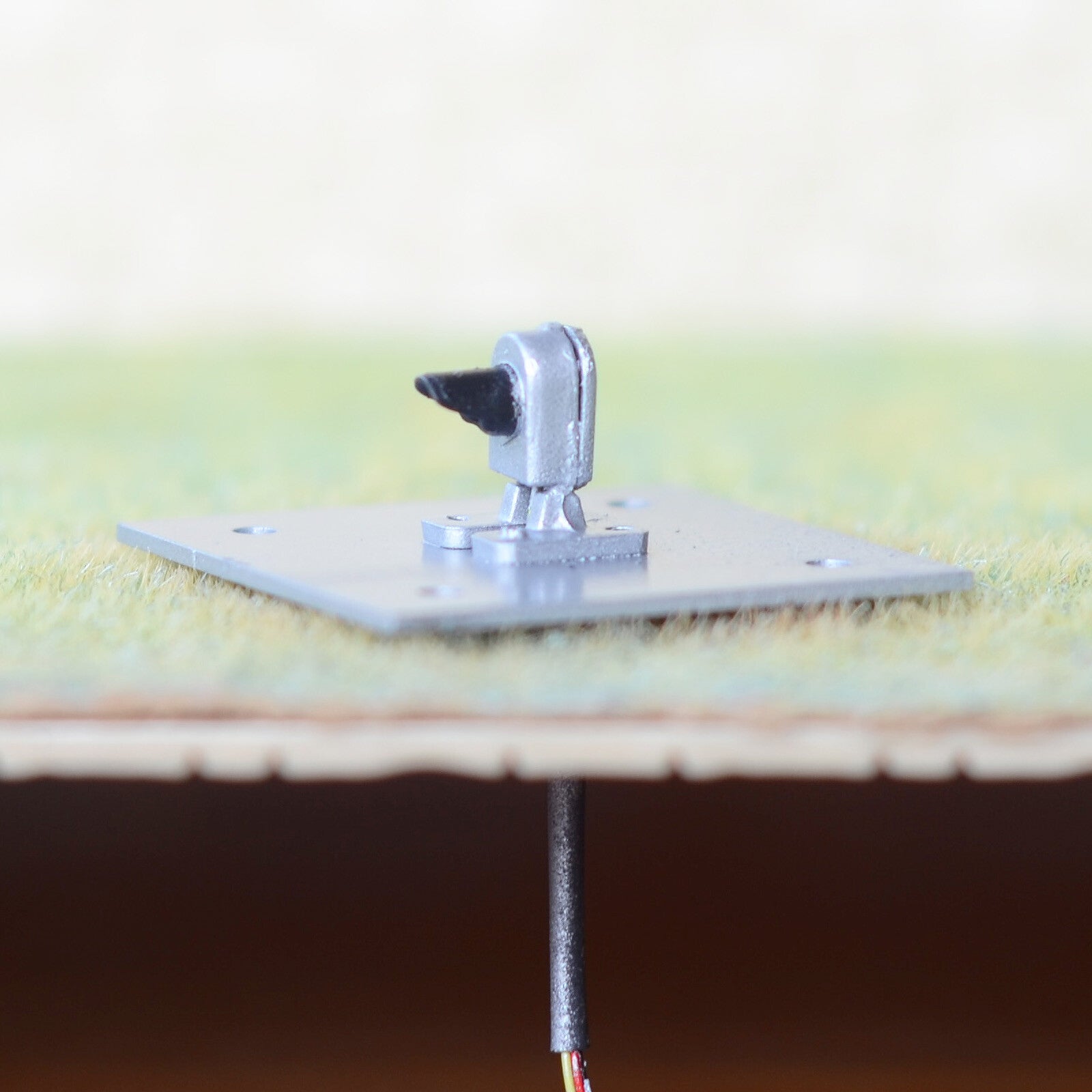 1 x HO scale railroad tri-color dwarf searchlight ground signal with s