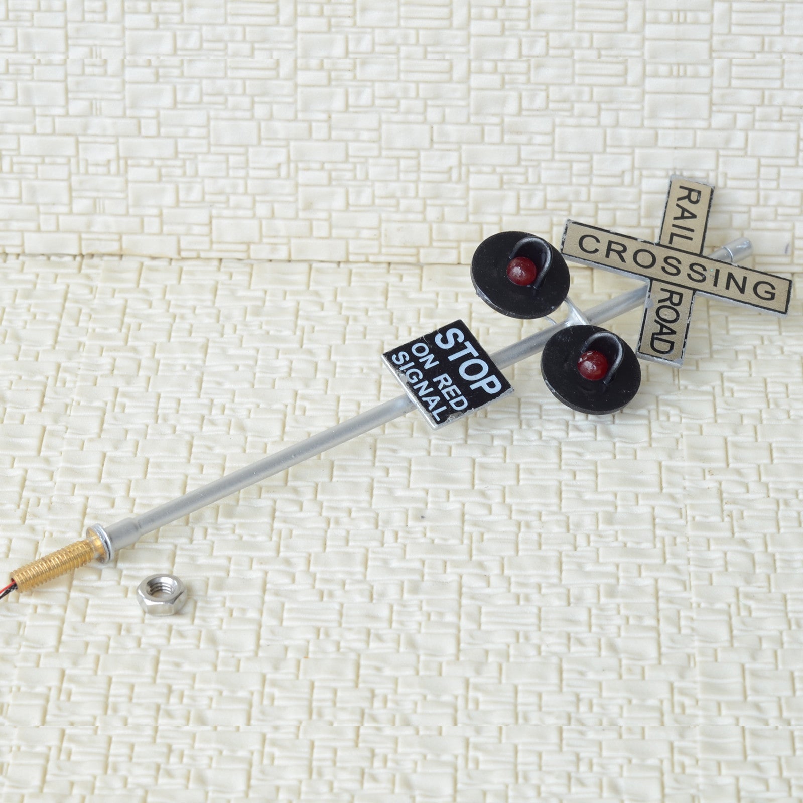 2 x O Scale Railroad Crossing Signals 2 LED heads + Circuit board flas