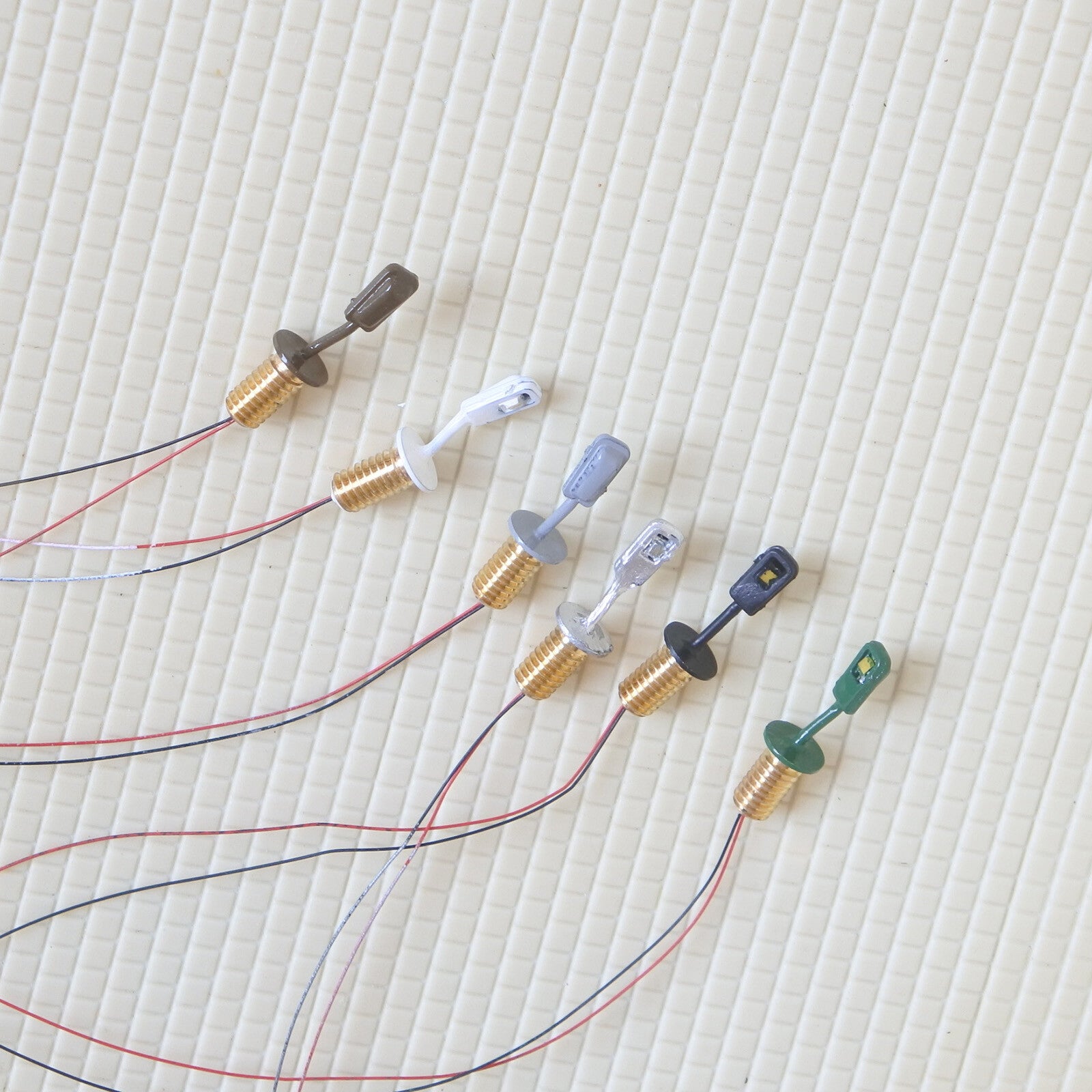 5 x OO / HO modern street bracket light model wall lamp posts LED buil