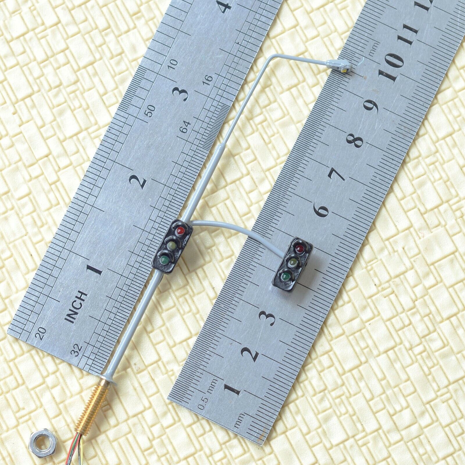 2 x HO / OO scale model railroad traffic signal combined street light